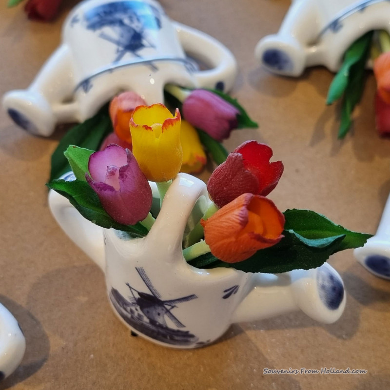 Delft Blue Watering can with tulips memo magnet - Magnets • Souvenirs ...