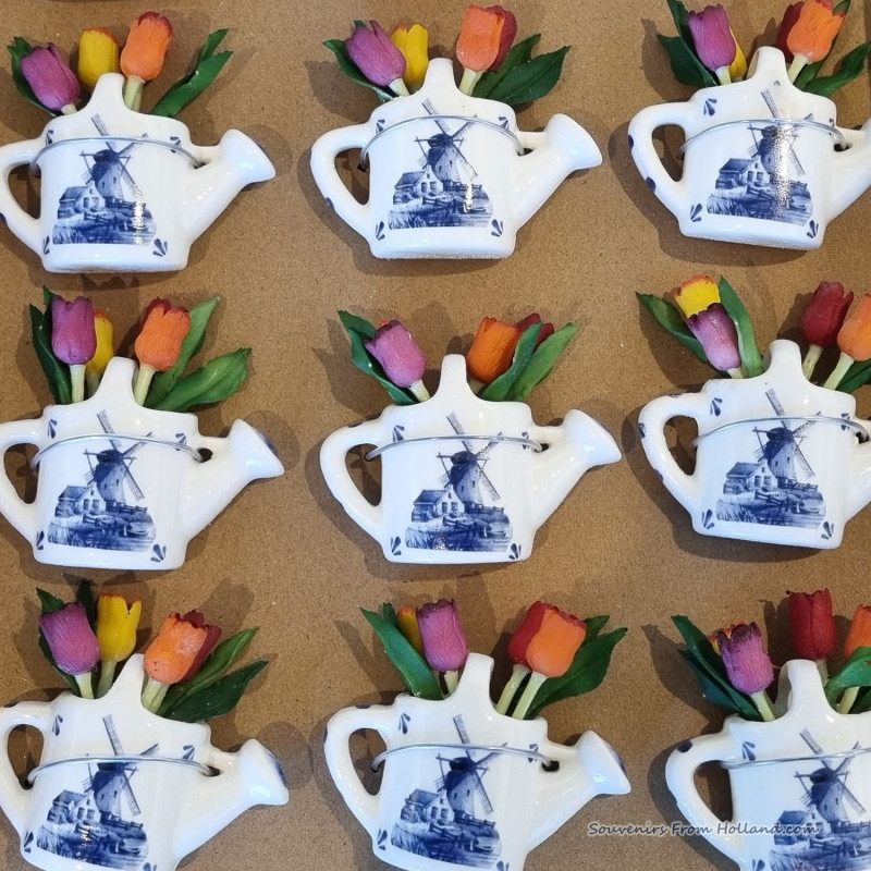 Delft Blue Watering can with tulips memo magnet - Magnets • Souvenirs ...